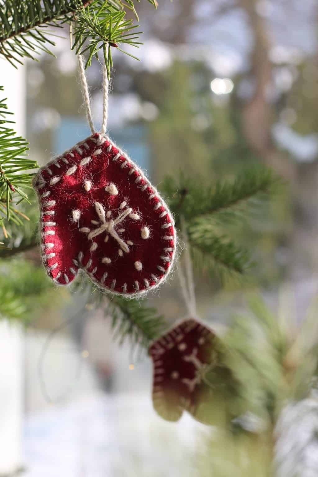 DIY mitten ornaments for cozy holiday vibes 🧤 Craft warmth and joy for ...