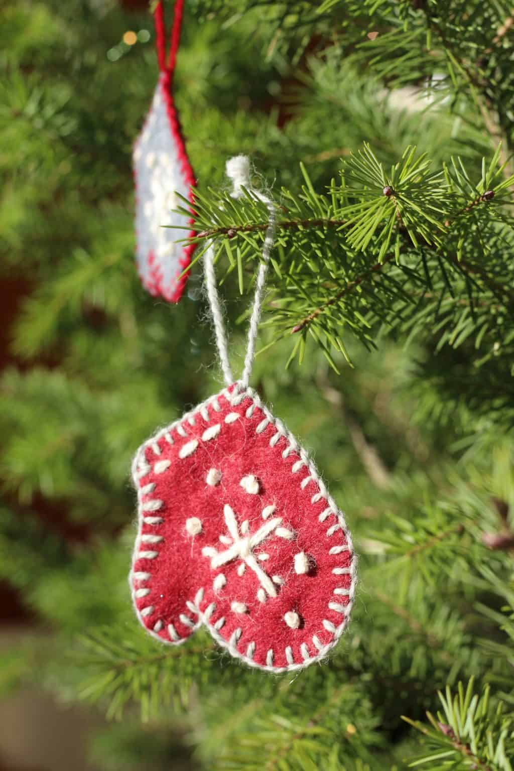 DIY mitten ornaments for cozy holiday vibes 🧤 Craft warmth and joy for ...